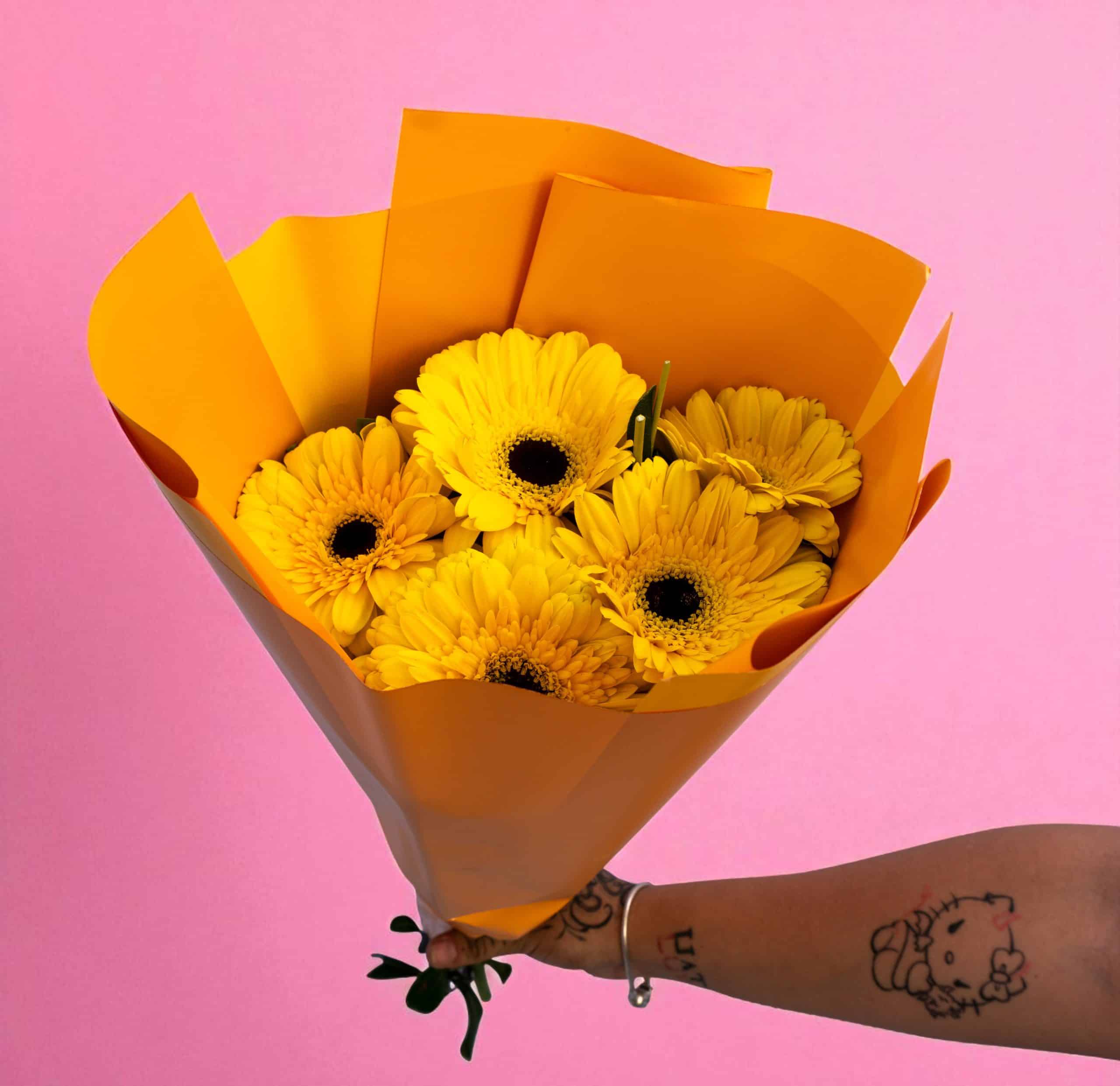 Ramo de 5 Gerberas Amarillas – Destello Dorado